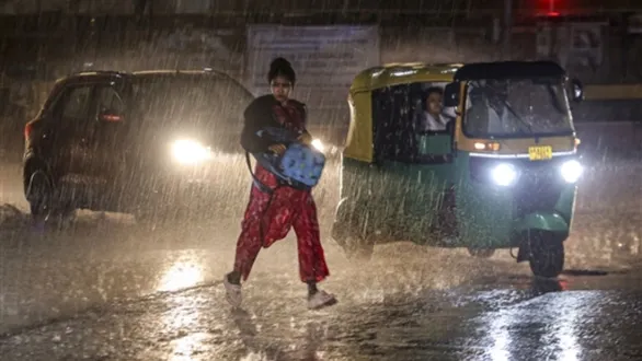 Kolkata Weather: Rain, Storms Batter South Bengal, IMD Issues Red Alert ...