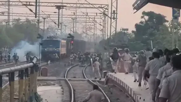 Bihar Students Protest: Train Vandalised At Patliputra Railway Station ...